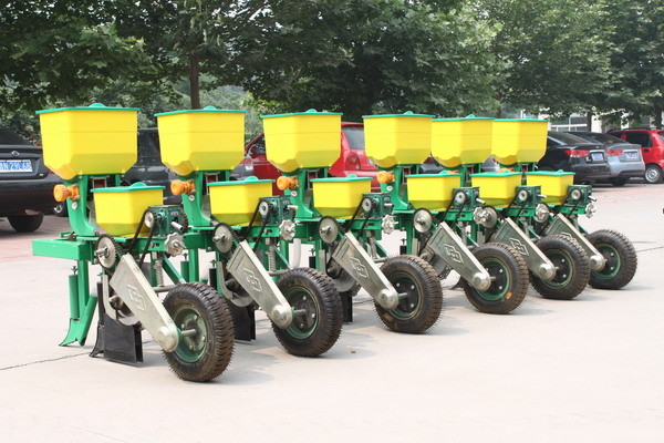 90kg/Mu Corn Seeder Machine With Fertilizer , 18hp Corn Seed Planter